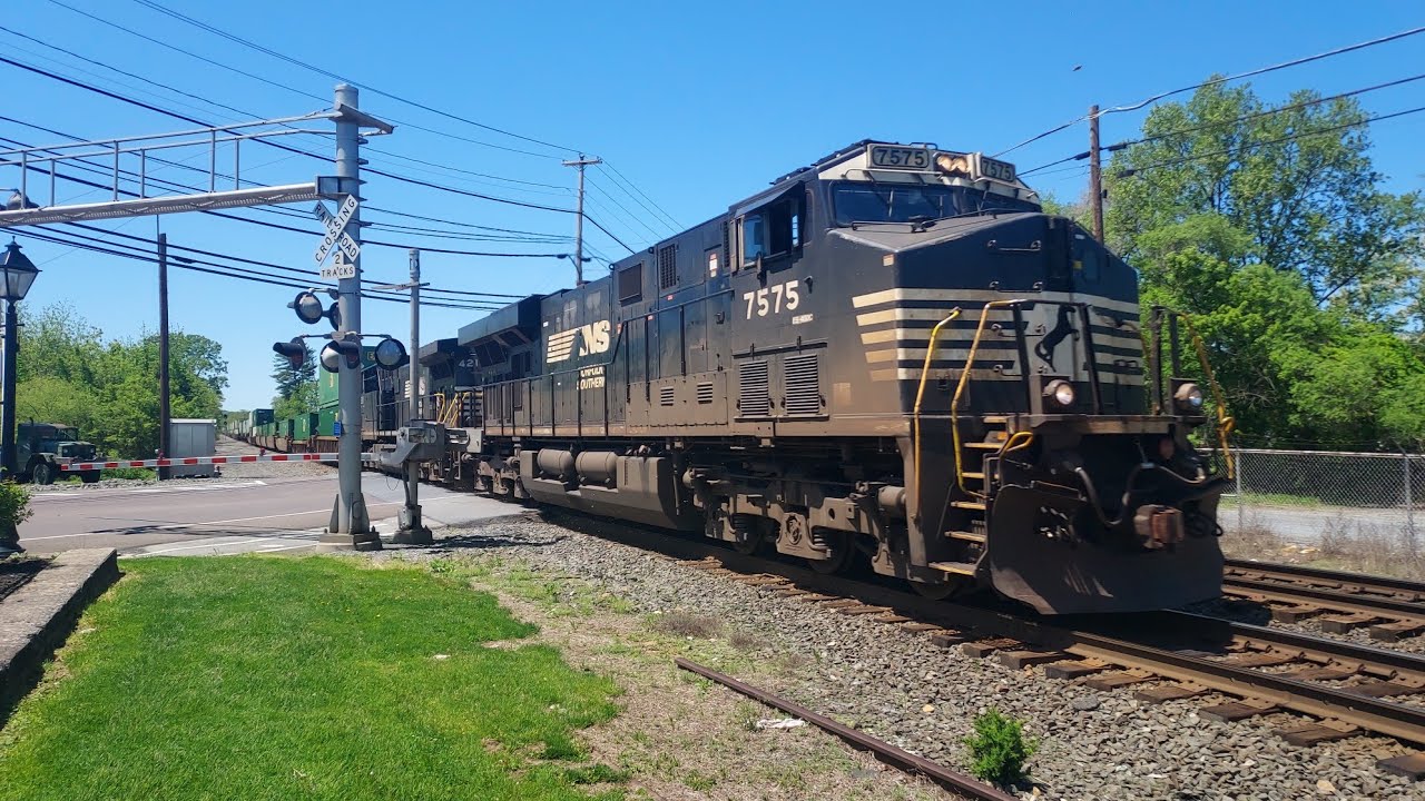 NS 7575 ES44DC Leads 28X through Macungie! 5/10/25 - YouTube