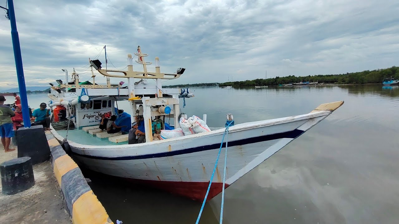KAPAL PUKAT CINCIN MASUK LANGSUNG RAMAIKAN SUASANA PELABUHAN SAAT ...