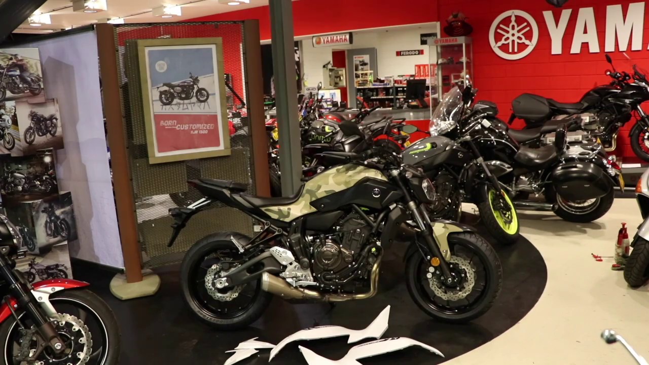 Wrapping a Yamaha MT07 to Camo! #MT07 #VLOG8 #MOTORANDMORE - YouTube
