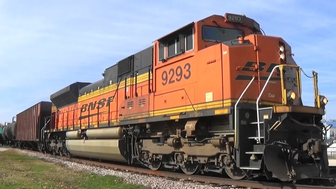 BNSF 9293- Oil Train Meets CP 8516- Freight, 11/3/17 - YouTube