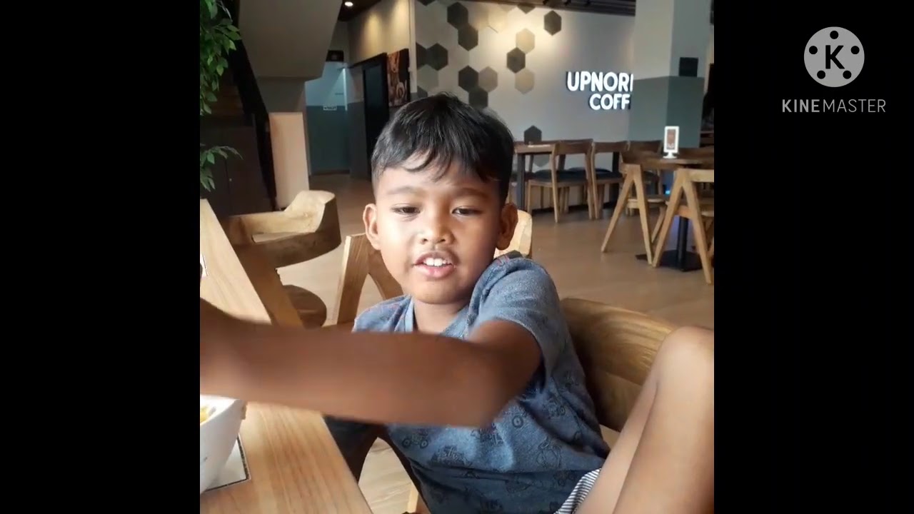 Makan #indomie goreng dan Susu Coklat di #upnormal coffee Citra Raya ...