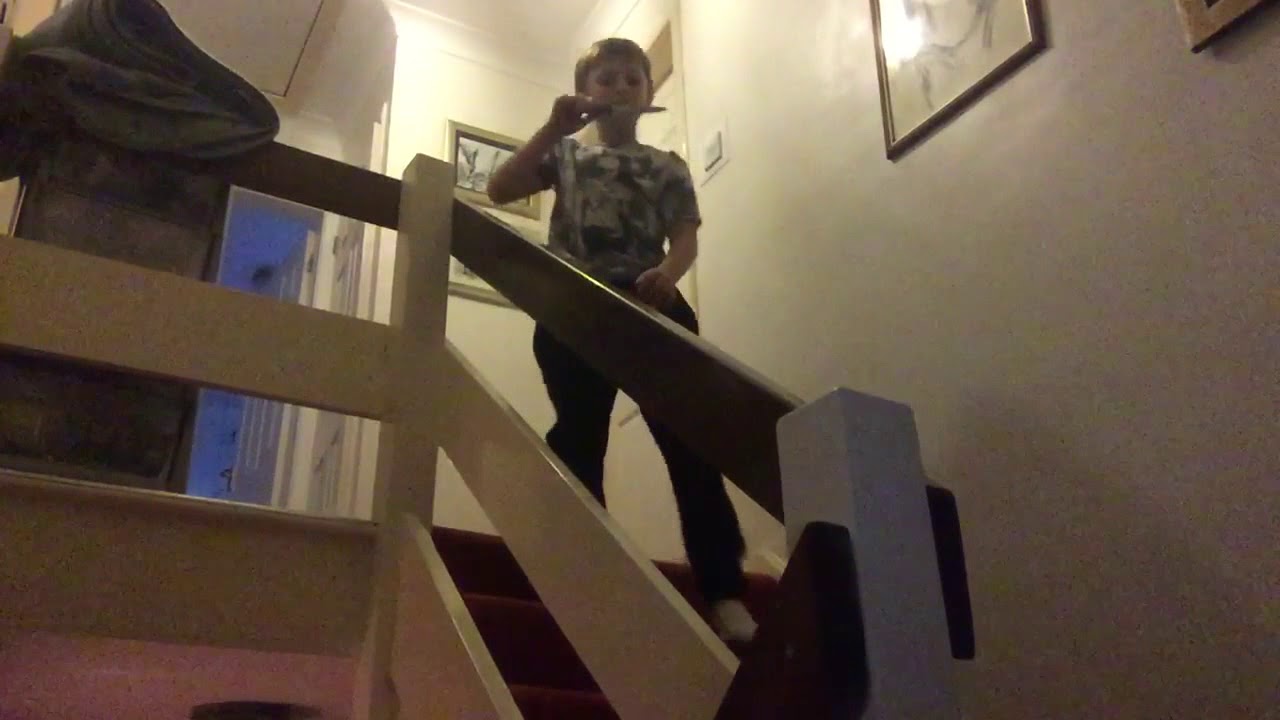 Chelsea vs Leeds ... football hooligans face off - YouTube