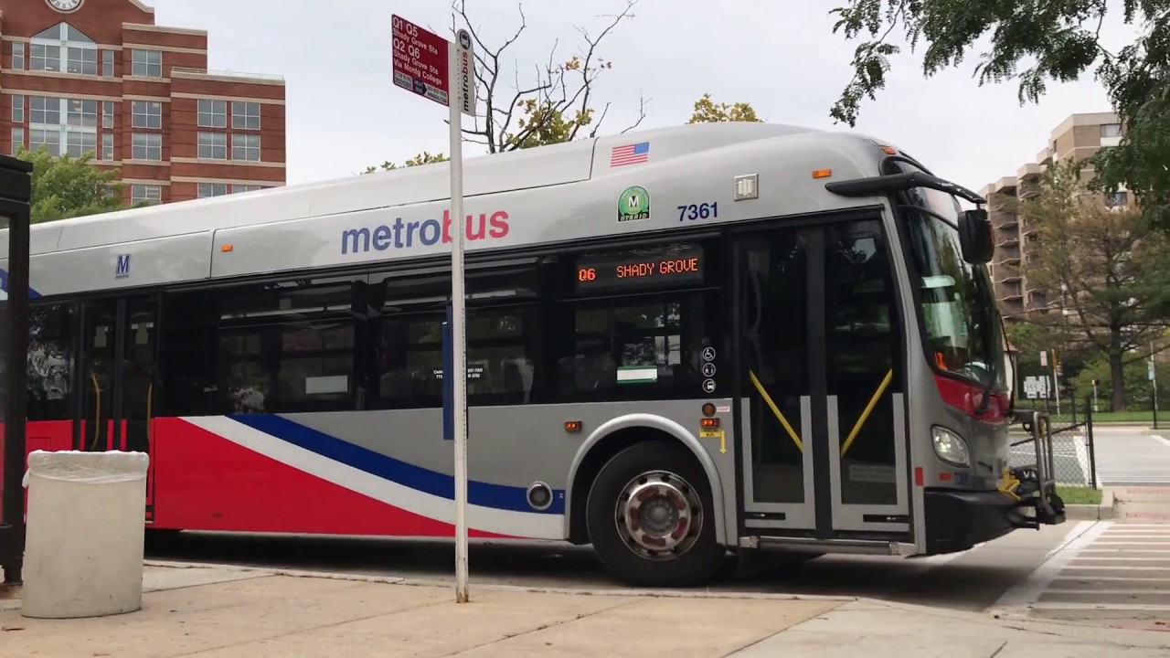 WMATA bus: New Flyer Industries XDE40 serve ROCKVILLE STATION + BUS BAY ...