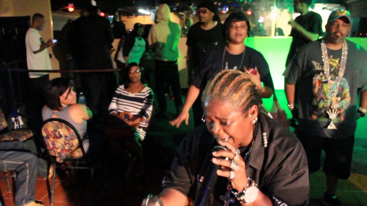 Short Beasy One Of Houston's Female Rappers Performs LIVE! - YouTube