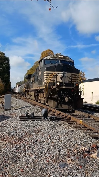 Superb DUO "Rollin thru Main St X-ing" Nice LOUD Horn! Norfolk Southern #4447 - #154 @rider22 ...