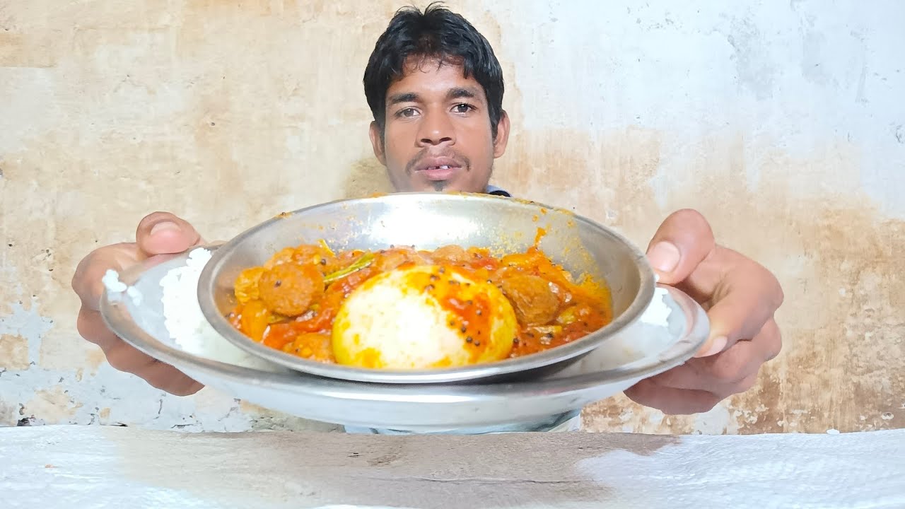 TAMATO CURRY COOK & RICE EATING - YouTube