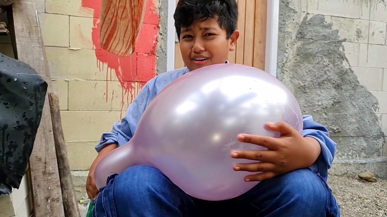Balon Besar Di isi Air Meletus Dipangkuan - Balon Super - Experimen ...