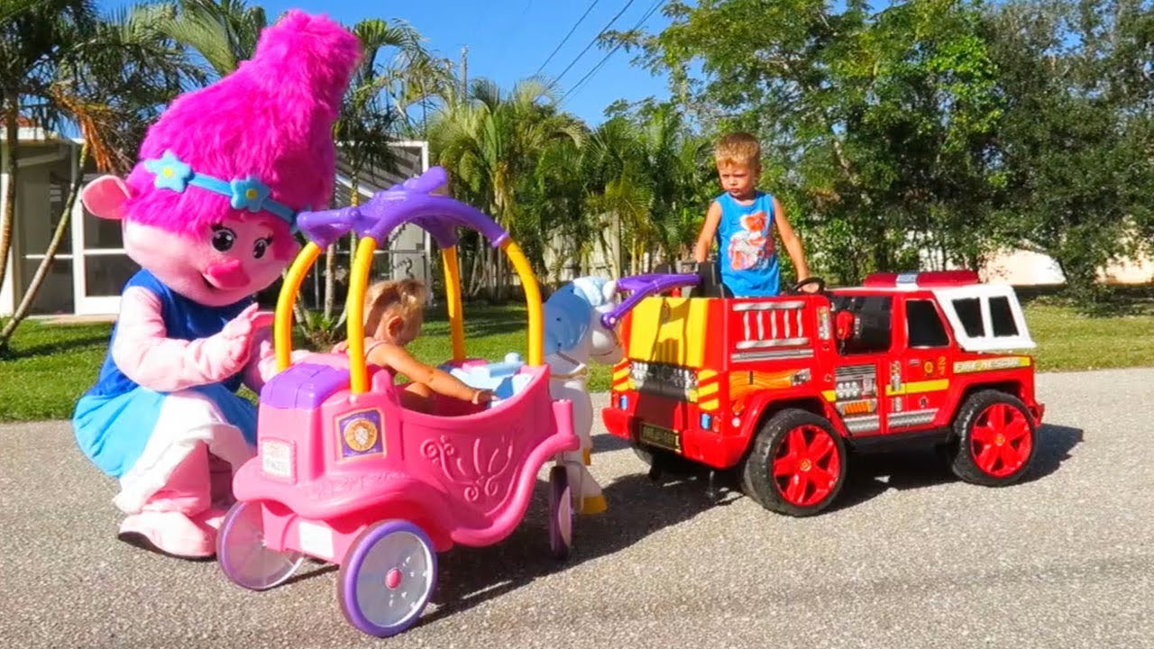 ELIS little girl PLAY with TROLL mommy POPPY and THOMAS power wheel ...