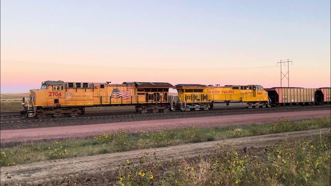 Powder River Basin 3 coal trains meet near Bill, Wyoming BNSF and Union Pacific - YouTube