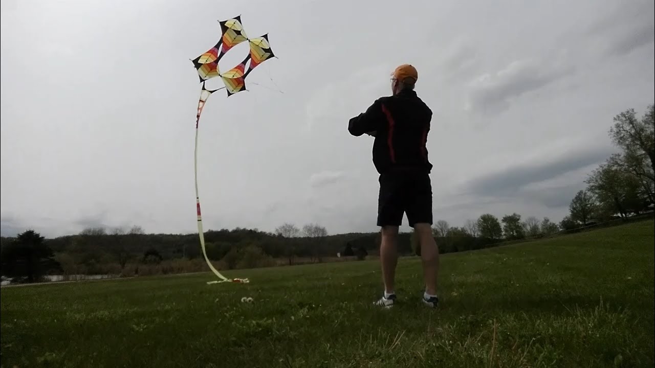 Working the Sojourn Kite Into The Wind - YouTube