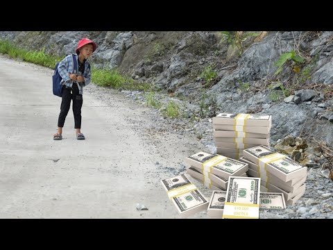 Amidst the Bustling Traffic, a Young Boy Stumbles Upon a Stack of Cash by the Roadside – Will the ..
