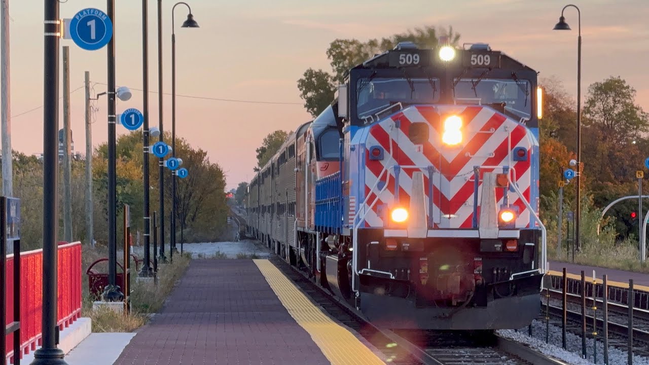 Quick catch: METX 509 & 405 (Milwaukee road heritage) leads an express ...