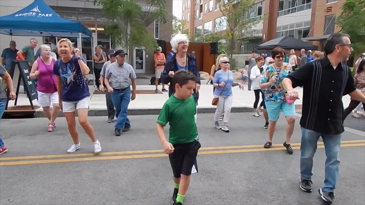 Flash Mob Line Dancers - Dublin Ohio Farmers Market - YouTube