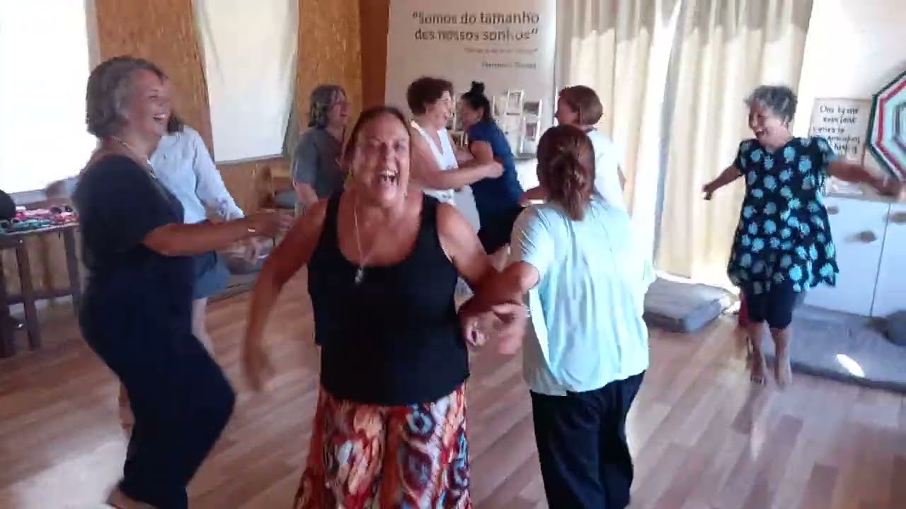 Exercício de Yoga do Riso - YouTube