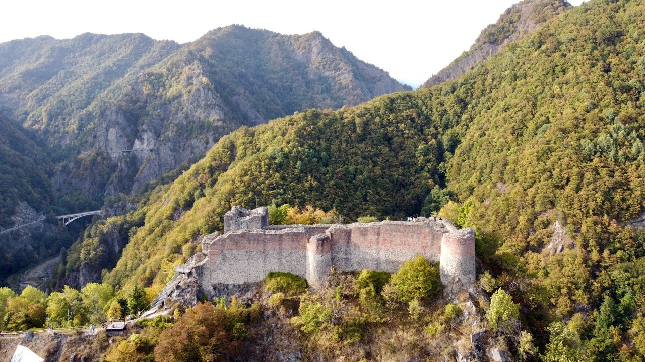 Poenari Castle - YouTube