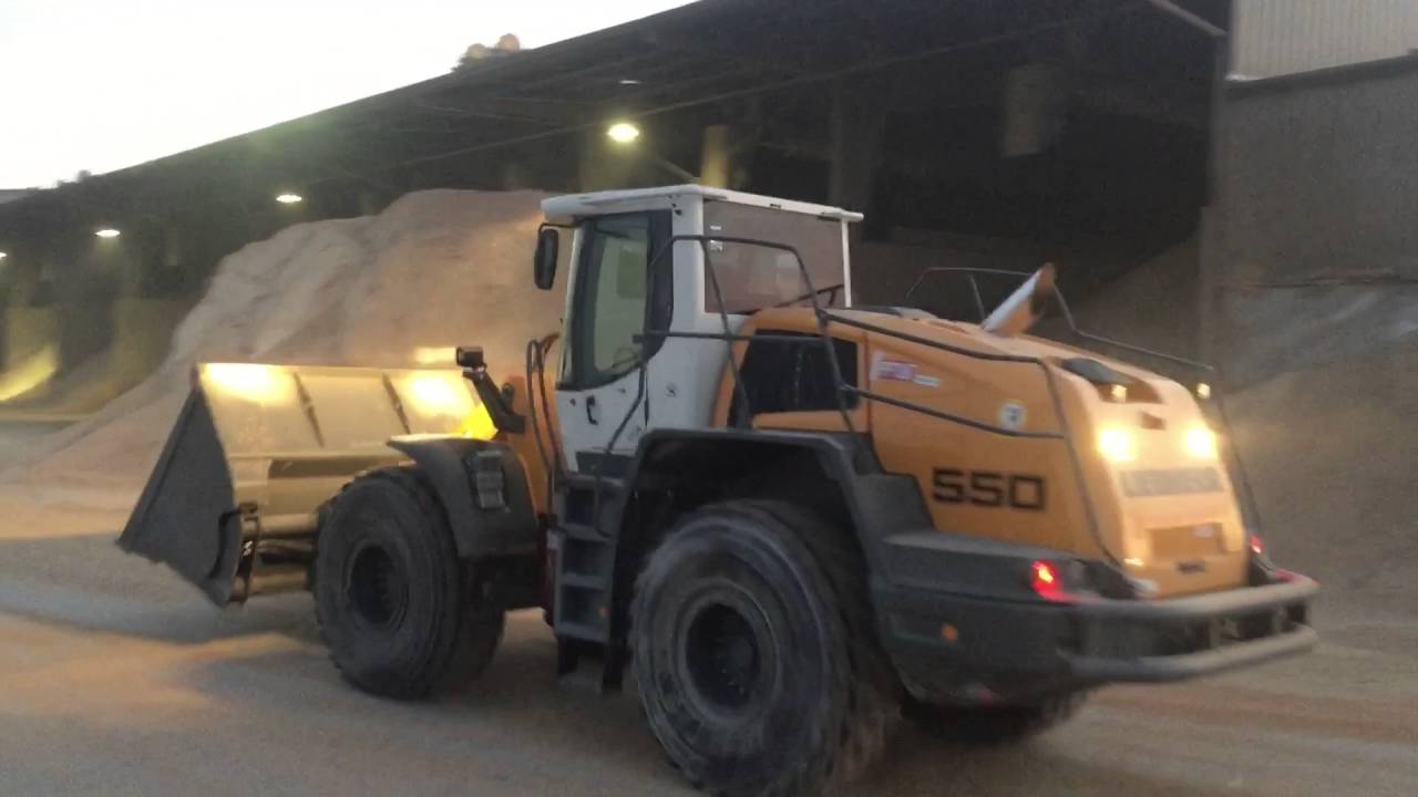 Liebherr L550 wheel loader with a 6 yard Fuhrmann rollout bucket - YouTube
