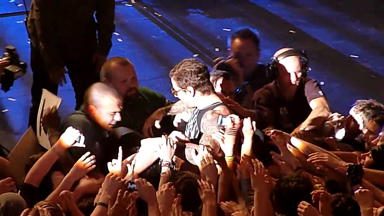 M Shadows Stage Dives And Gets A New Shirt - YouTube