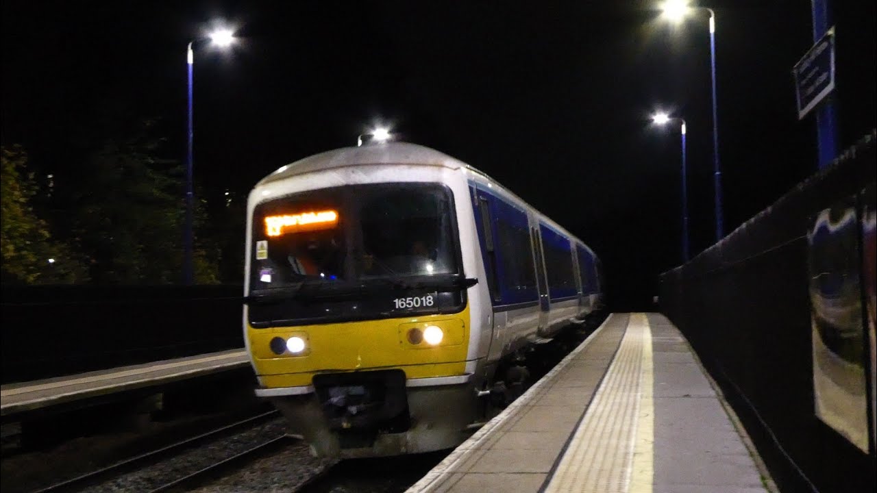 BR Class 165 Networker Turbo (Chiltern Railways 165018) arrives at ...