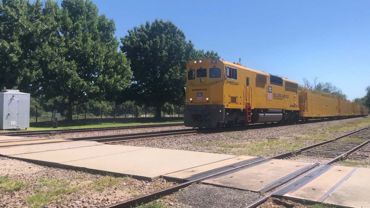 Union Pacific Weed Sprayer Vegetation Control Train - YouTube