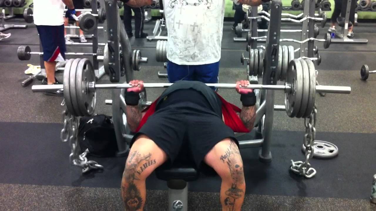Repping 315 with 40 lb chains - YouTube