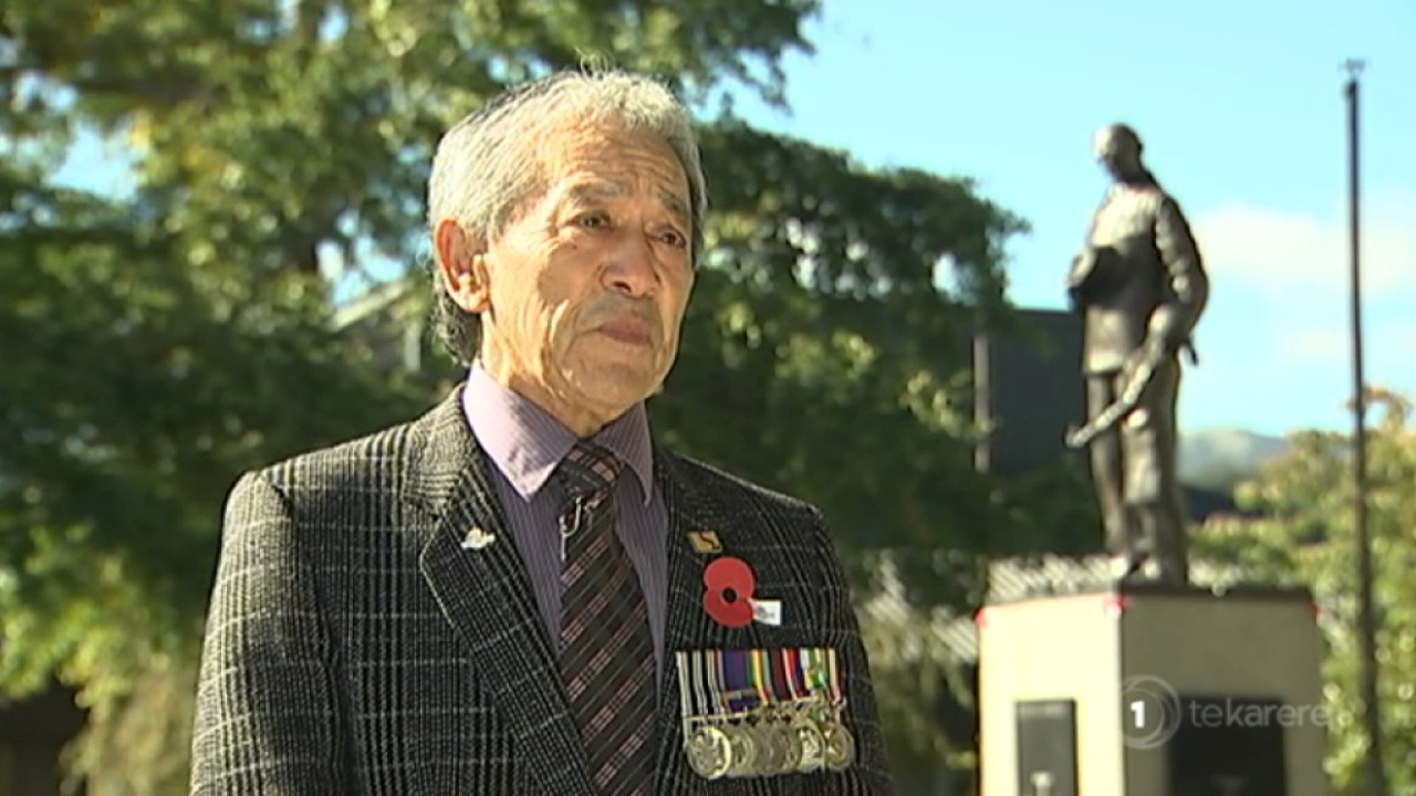 Former SAS soldier shares meaning behind poppy - YouTube