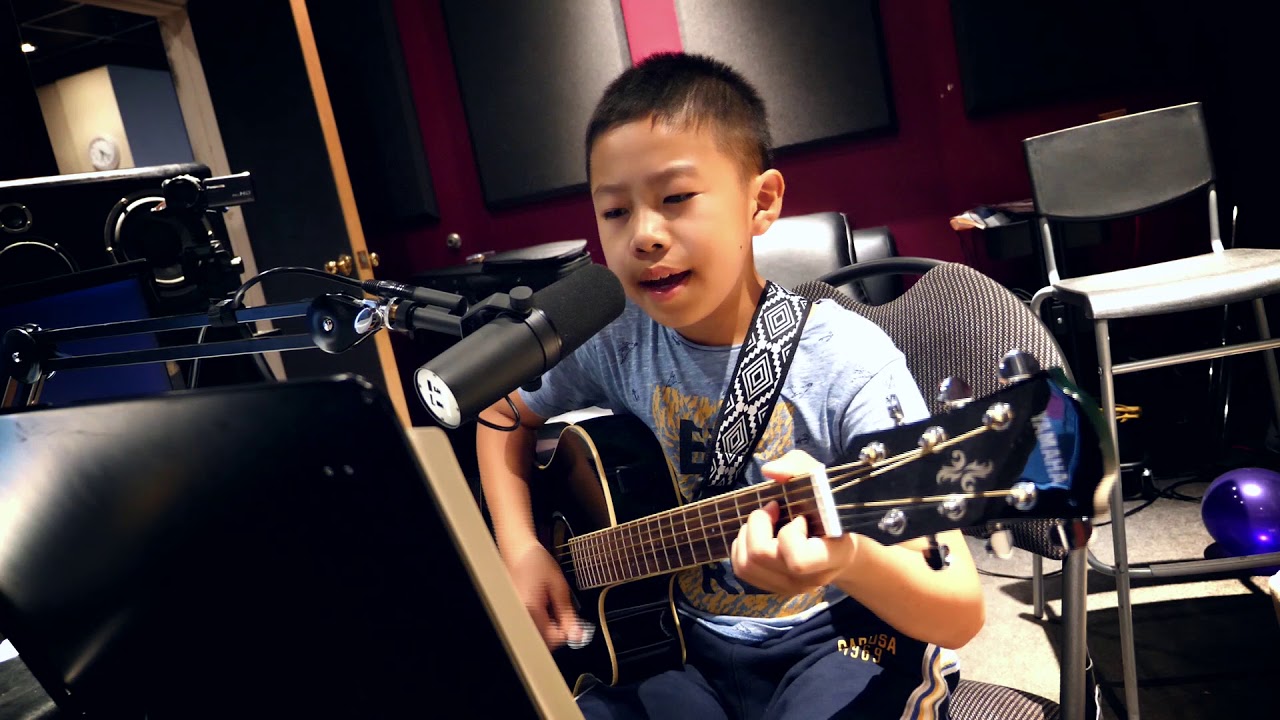 Michael Mo Performing 我们的时光 by 赵雷 - YouTube