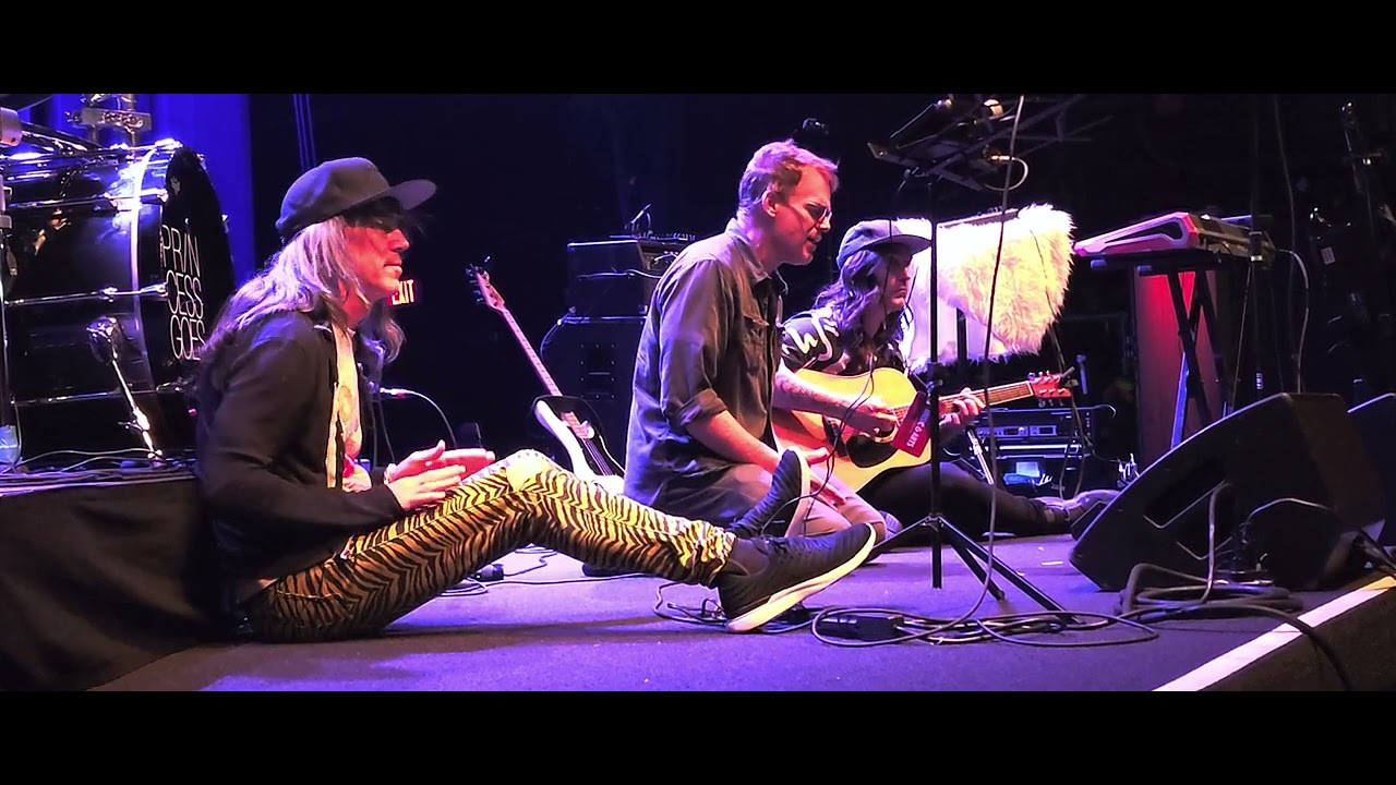 Princess Goes opening the night with a VIP acoustic performance - YouTube