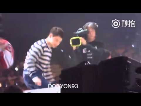 [CHANBAEK] ChanBaek Back Hug~~~ @Japan Fanmeeting EXO CHANNEL - YouTube