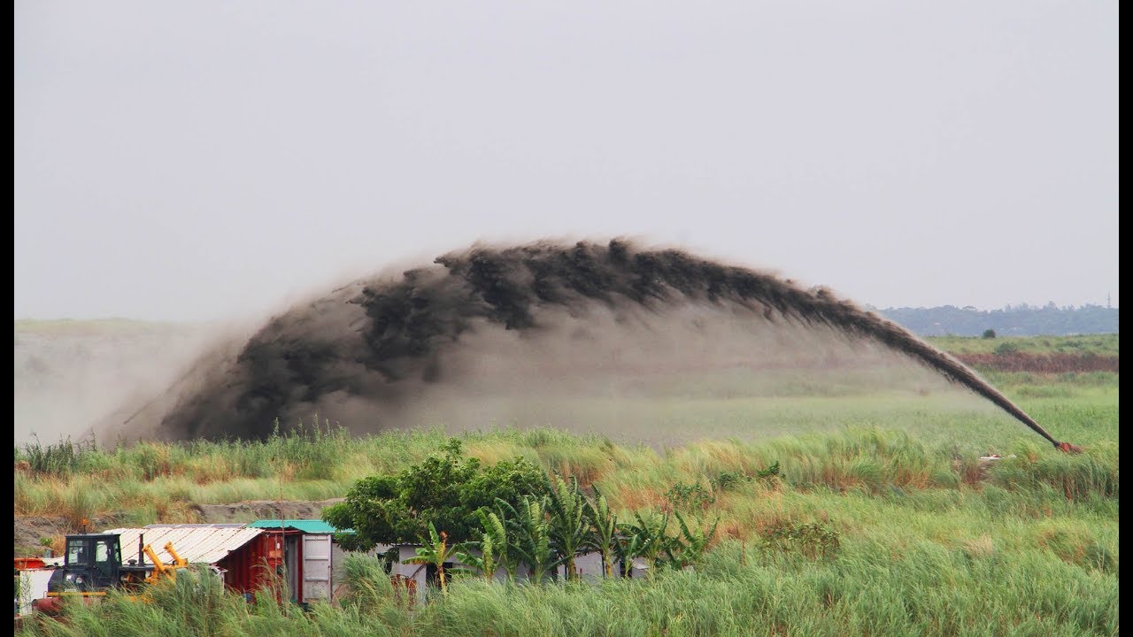 River sand digging dredge machine // পদ্মা নদীর তলদেশের মাটি কাটার ...