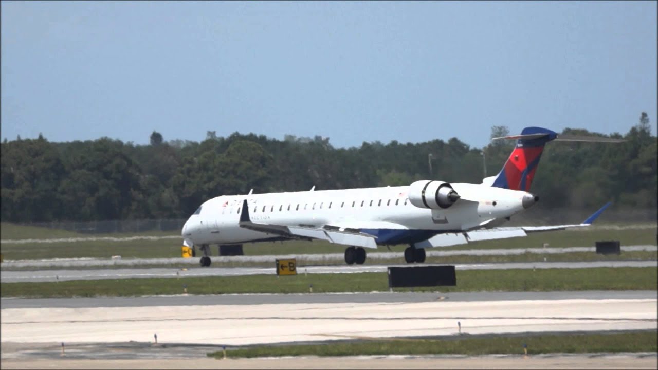 Delta Connection CRJ-900 landing in Sarasota Airport - YouTube
