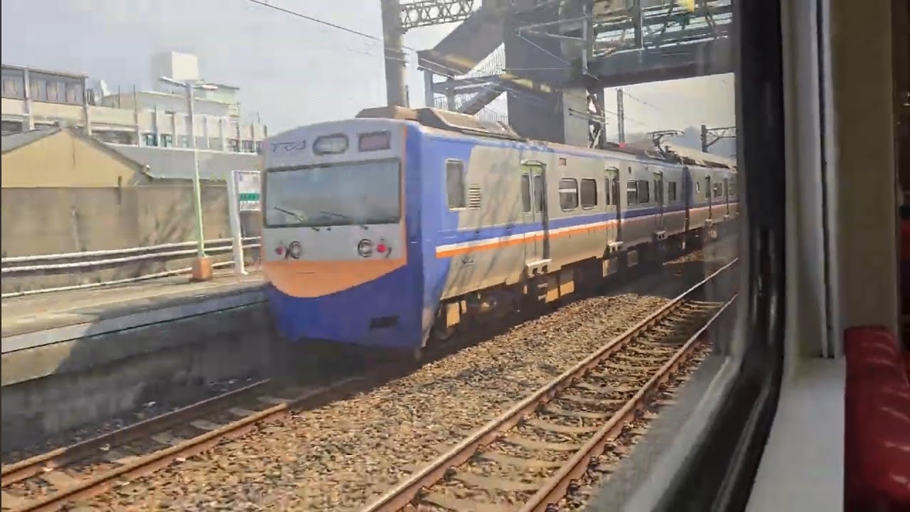 123次七堵發車經由山線開往屏東E500型鳴日色金光牌E504電力機車頭+十二節PP車廂+E503電力機車頭推拉式PP自強號，和2183次基隆發車經由山線開往嘉義EMU731+EMU732阿福 ...