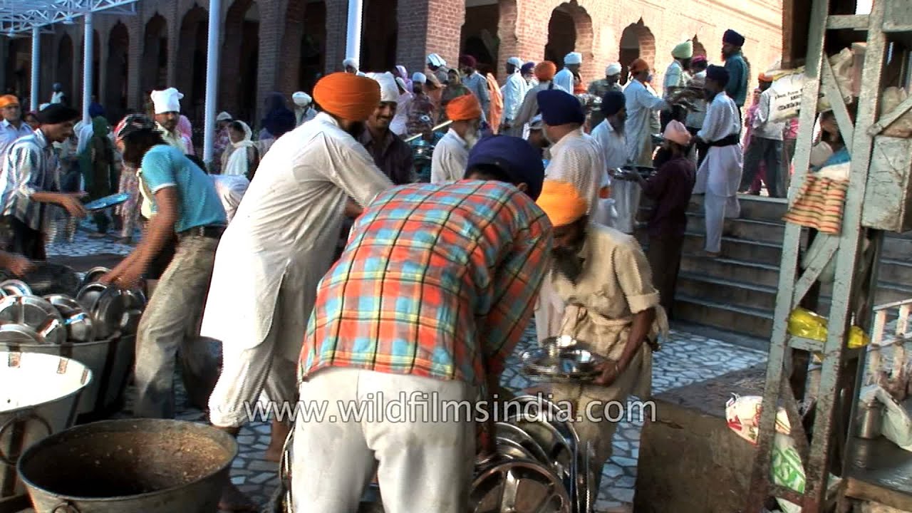 Preparing for langar at Golden Temple, Punjab - YouTube