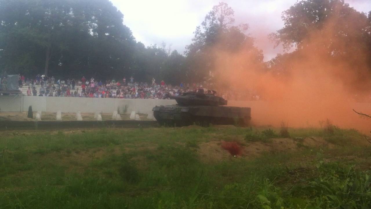Leopard 2A6 and 2A4 drive through orange smoke - YouTube