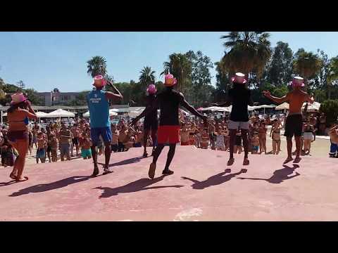 Crazy Black Guys Dance in The Rain - Çılgın Siyahlar Yağmurda Dans Ediyor - Танцевать под дождем