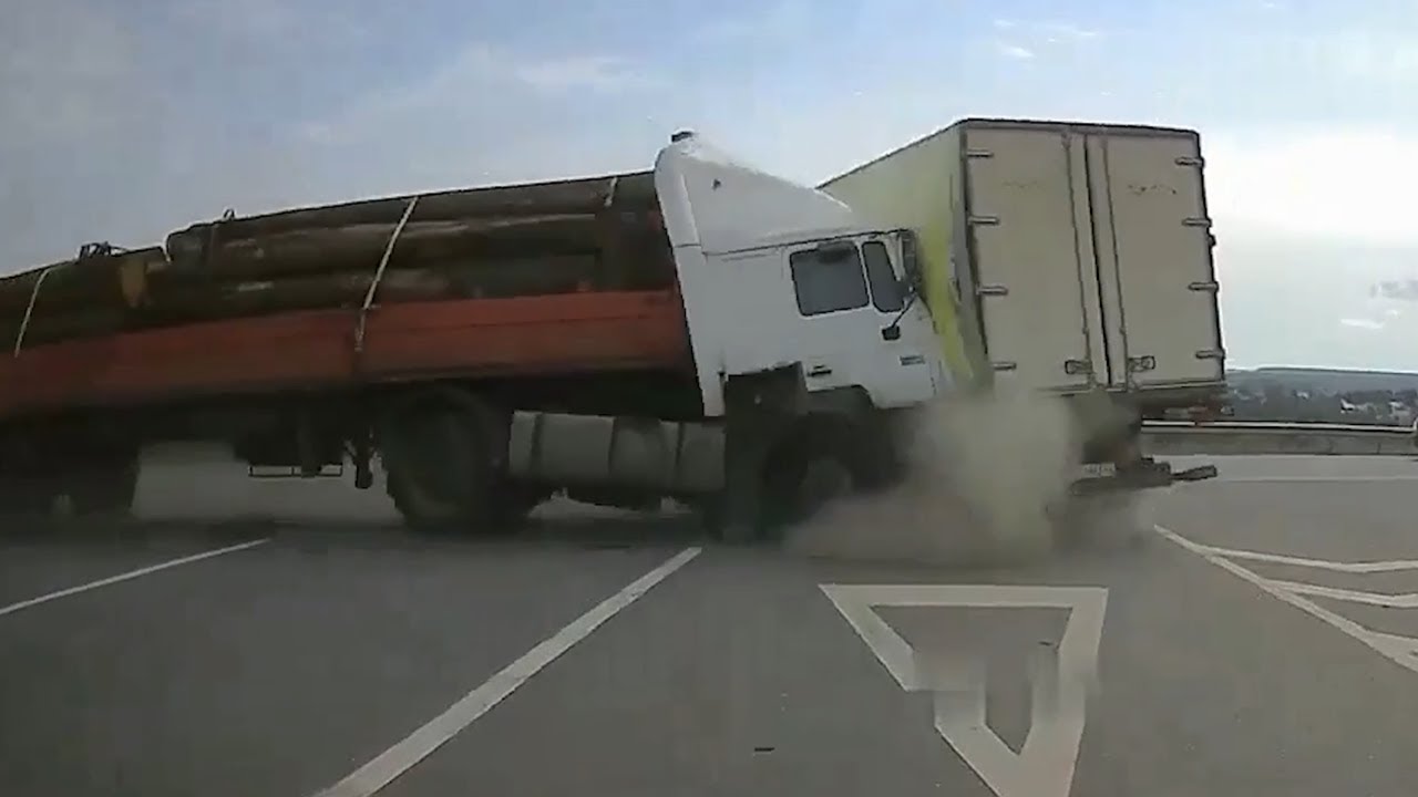 2 Huge Lorries Collide With Massive Impact - YouTube