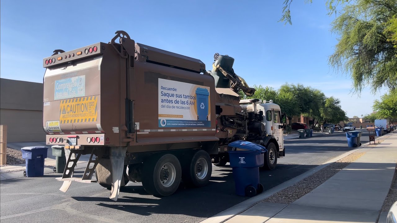 City of Tucson 7032 & 7065 in morning trash and recycle. - YouTube
