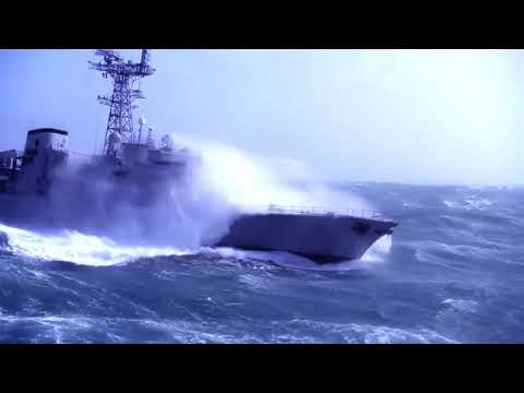 Военный корабль в шторм