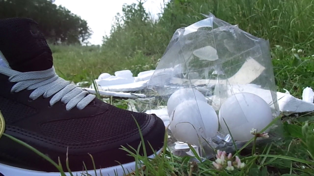 Nike Air Max Classic stomp, crush and destroy some Christbas balls ...