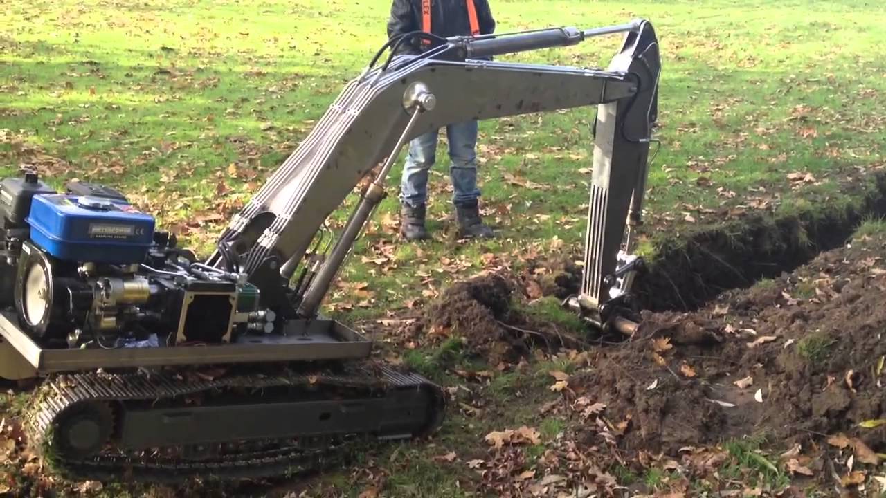 RC-Bagger bei Grabenarbeiten Teil 1 - YouTube