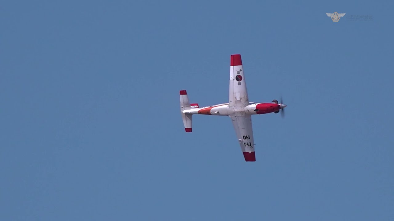 국산 훈련기 KT-1, T-50 단기기동 시범비행 (ADEX 2021) - YouTube