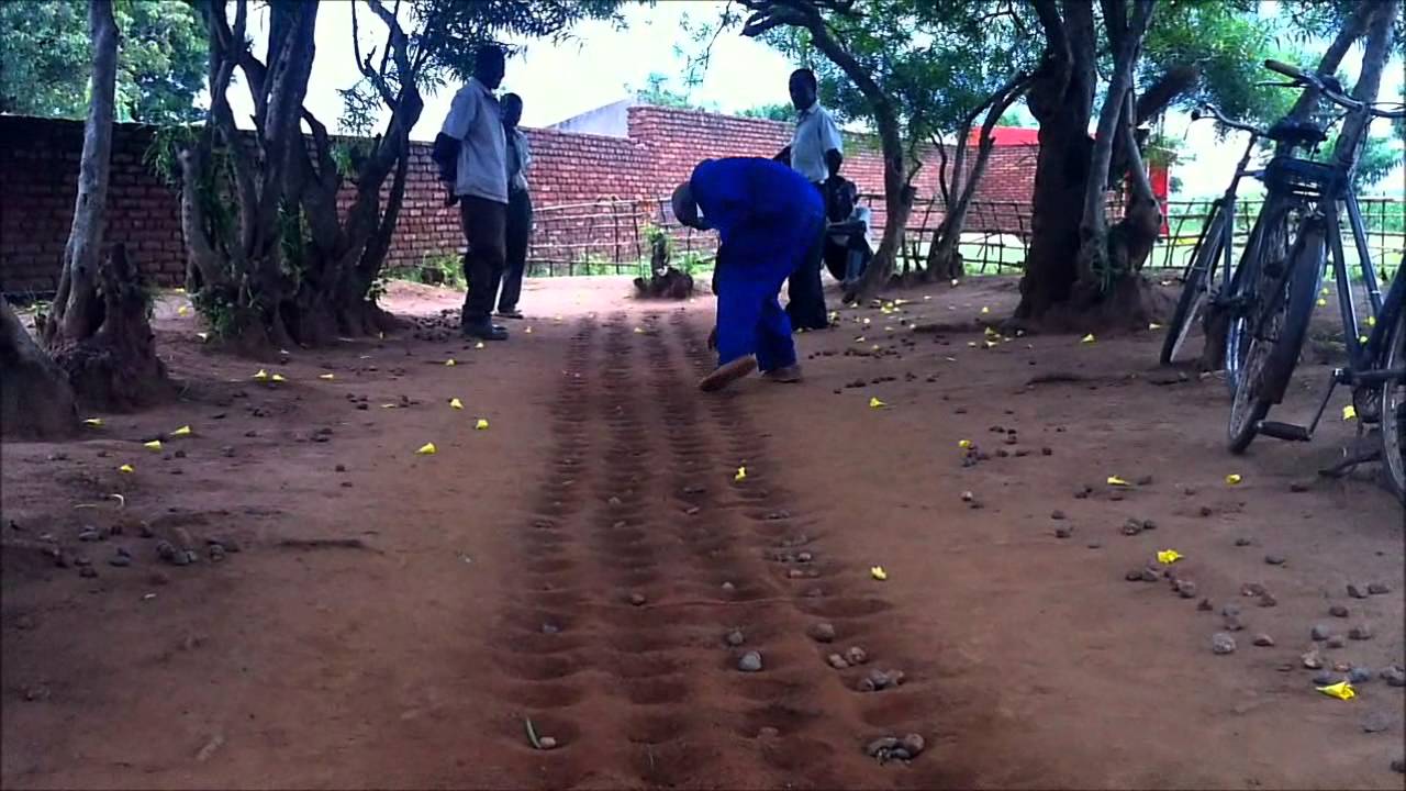 Men playing a game of bawo in Lilongwe - YouTube