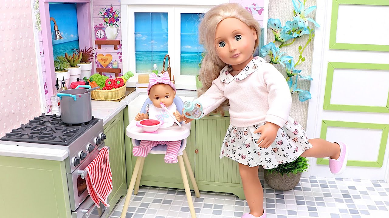 Mama doll is cooking healthy meal for the baby! Play Dolls family ...