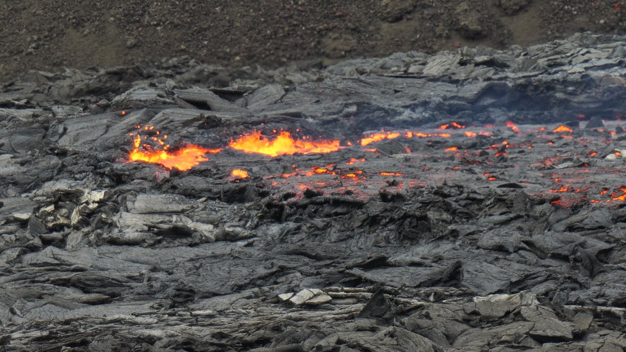 Colada de lava en Geldingadalir - YouTube