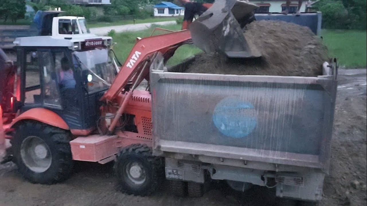 Evening Task-Big Dump Truck-Backhoe Loader-Loading Gravel on Truck ...