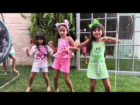 meninas dançando na casa de Pietra