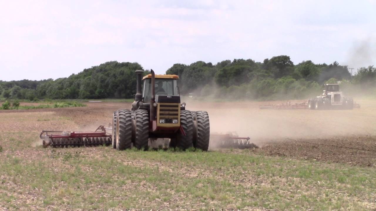 Versatile 876 4wd Tractor - YouTube
