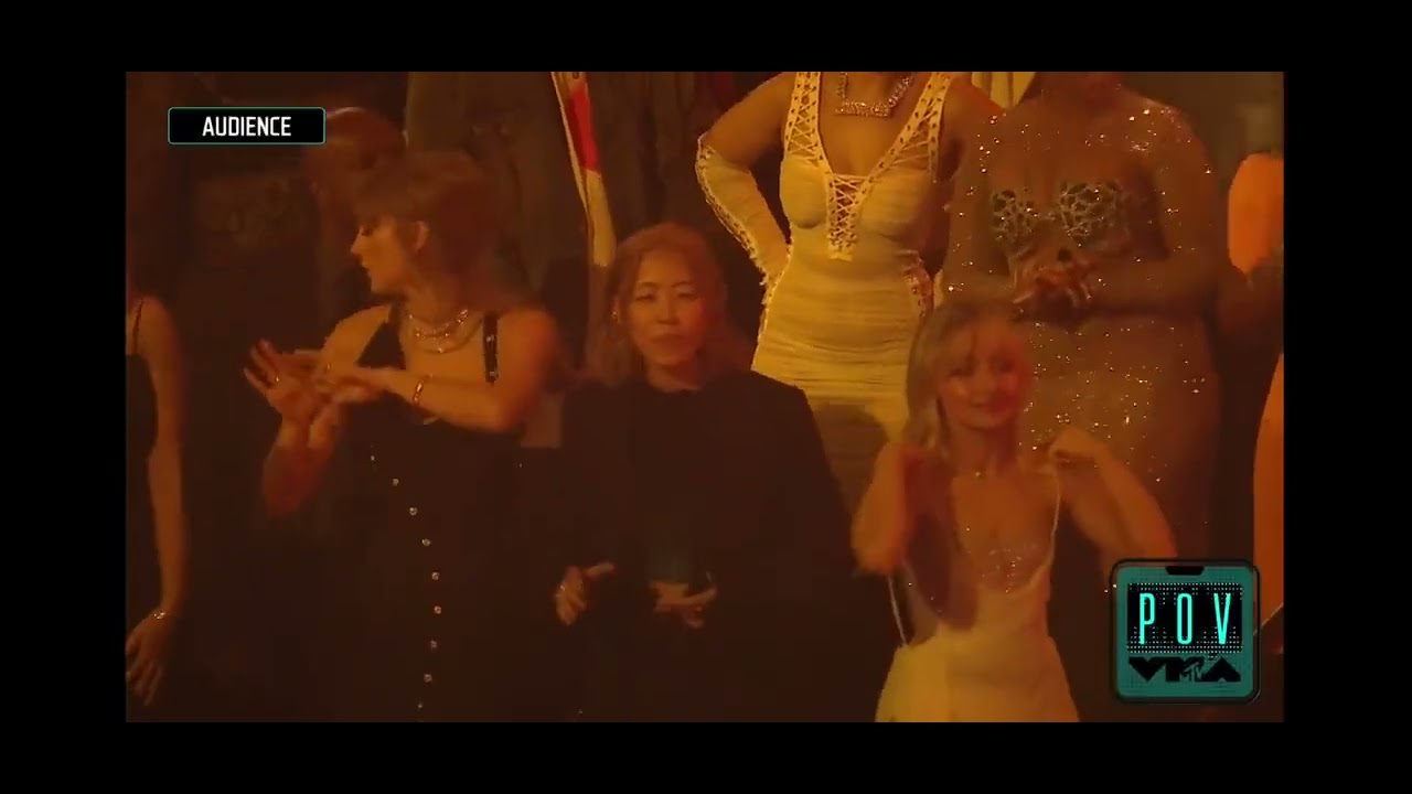 Stan Twitter: Taylor Swift dances to Shakira - YouTube