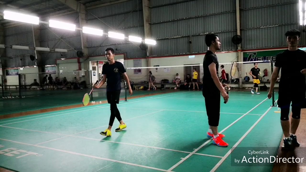 MD4 Smashing Shuttle Club vs Badminton Kaki 28/7/18 - YouTube