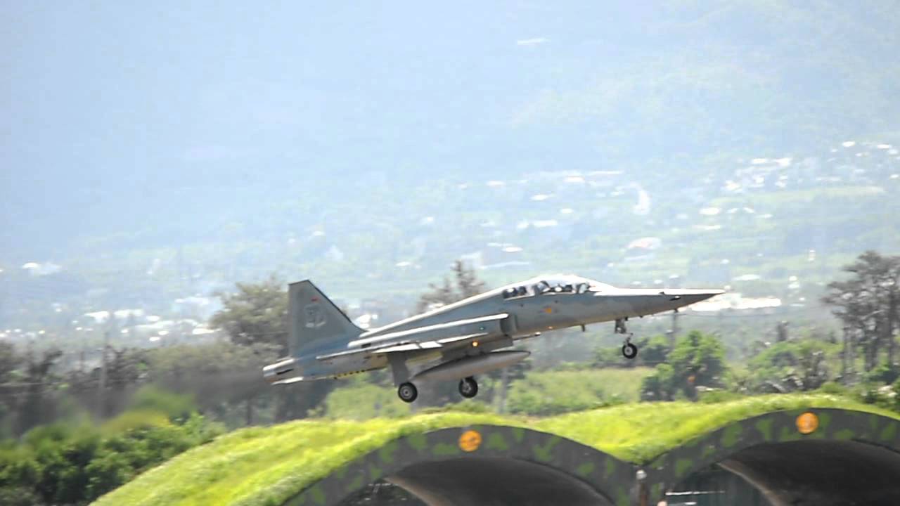 F-5 tiger landing, Very quiet ! - YouTube