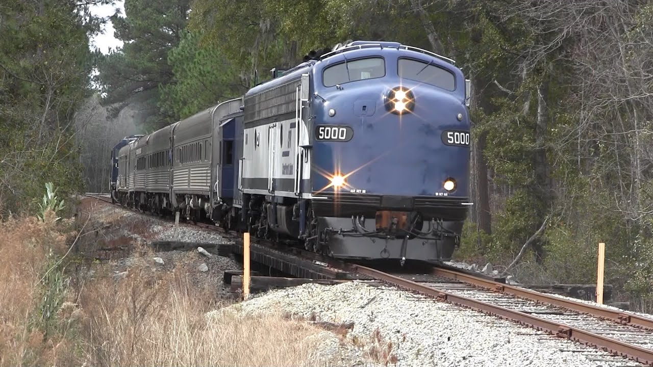 Azalea Sprinter, Santa Train 2023, 1953 EMD, E8a No. 5000 - YouTube